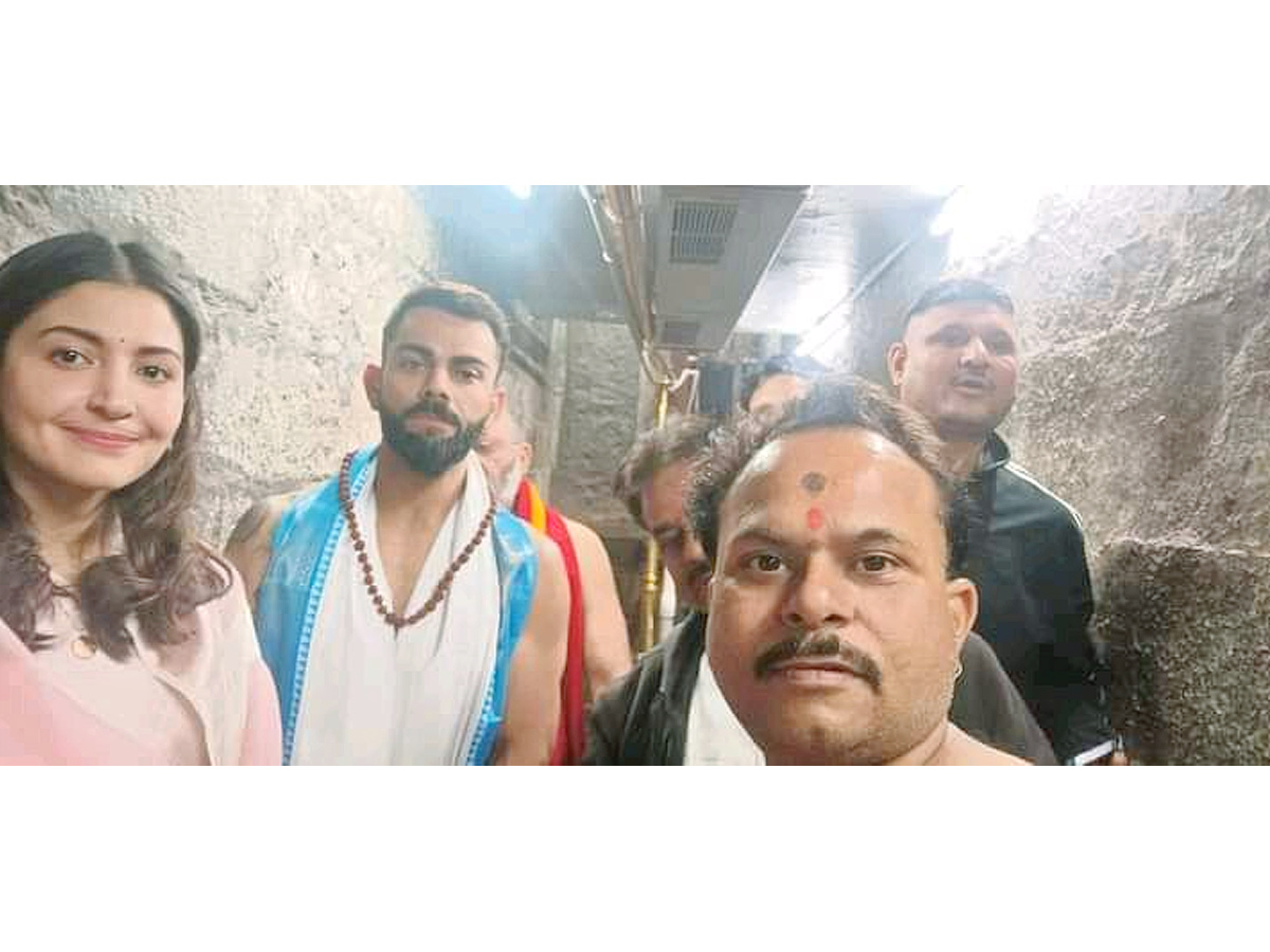 Anushka Sharma, Virat Kohli visit Mahakaleshwar Temple in Ujjain Photos Goes Viral - Sakshi